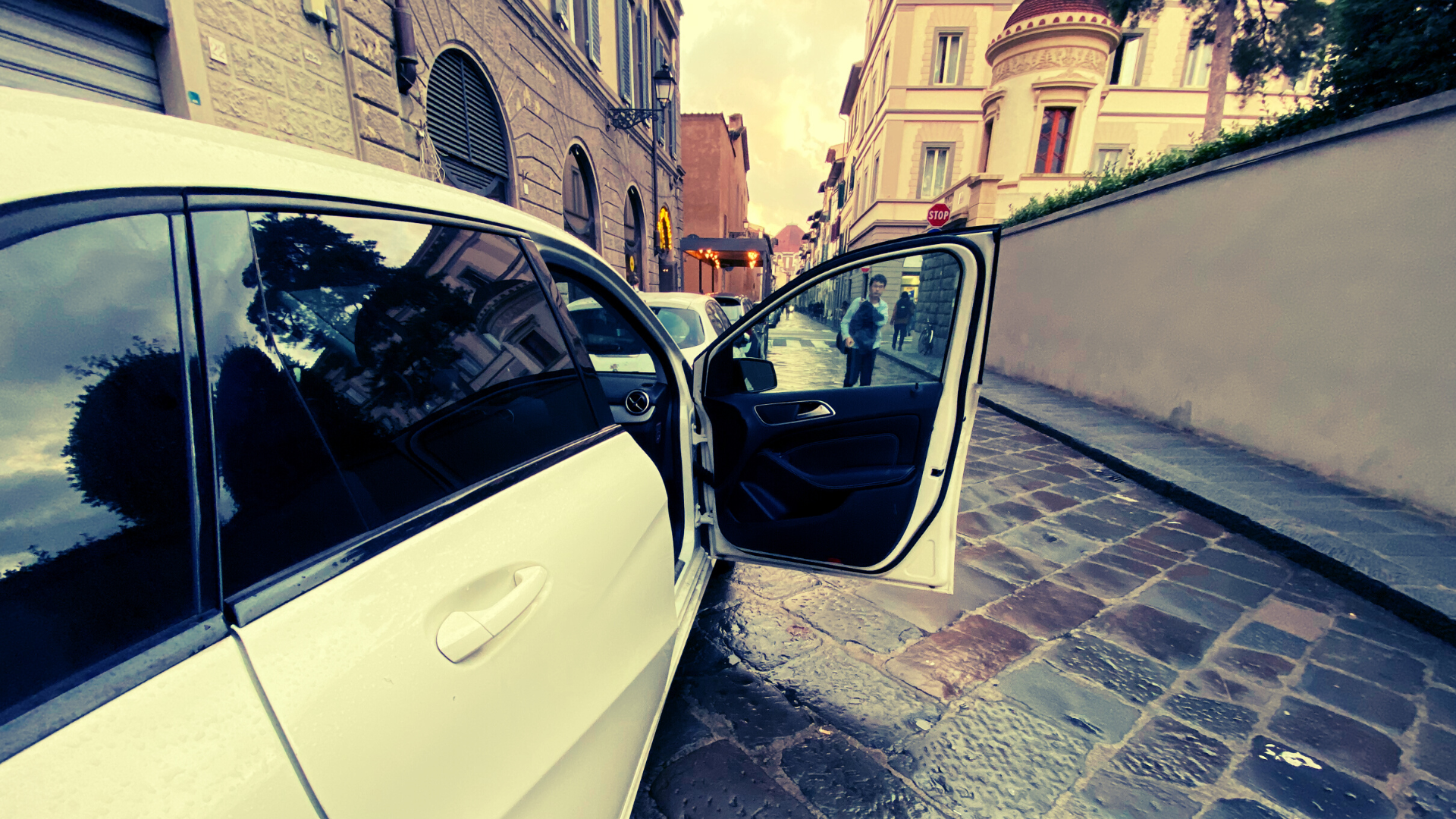Pedone colpito dalla portiera dell'auto in sosta, scatta il reato ...
