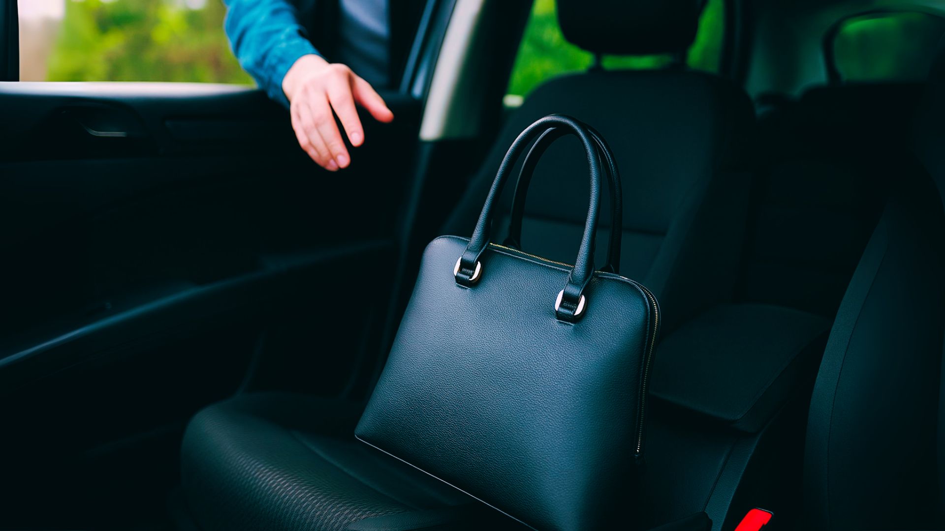 Furto in auto: quando scatta l'aggravante della pubblica fede? - Corte ...